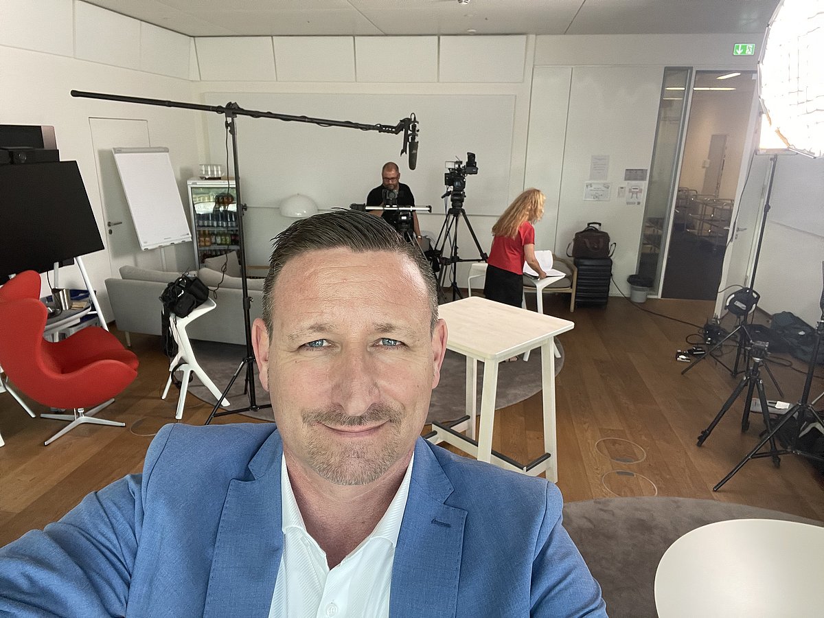 Prof. Dr. Christoph Tripp als Experte im SAT.1 Paketdienst-Check ...